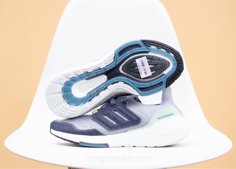 Giày chạy bộ Adidas UltraBoost 22 Halo Silver GX9158