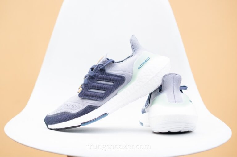 Giày chạy bộ Adidas UltraBoost 22 Halo Silver GX9158